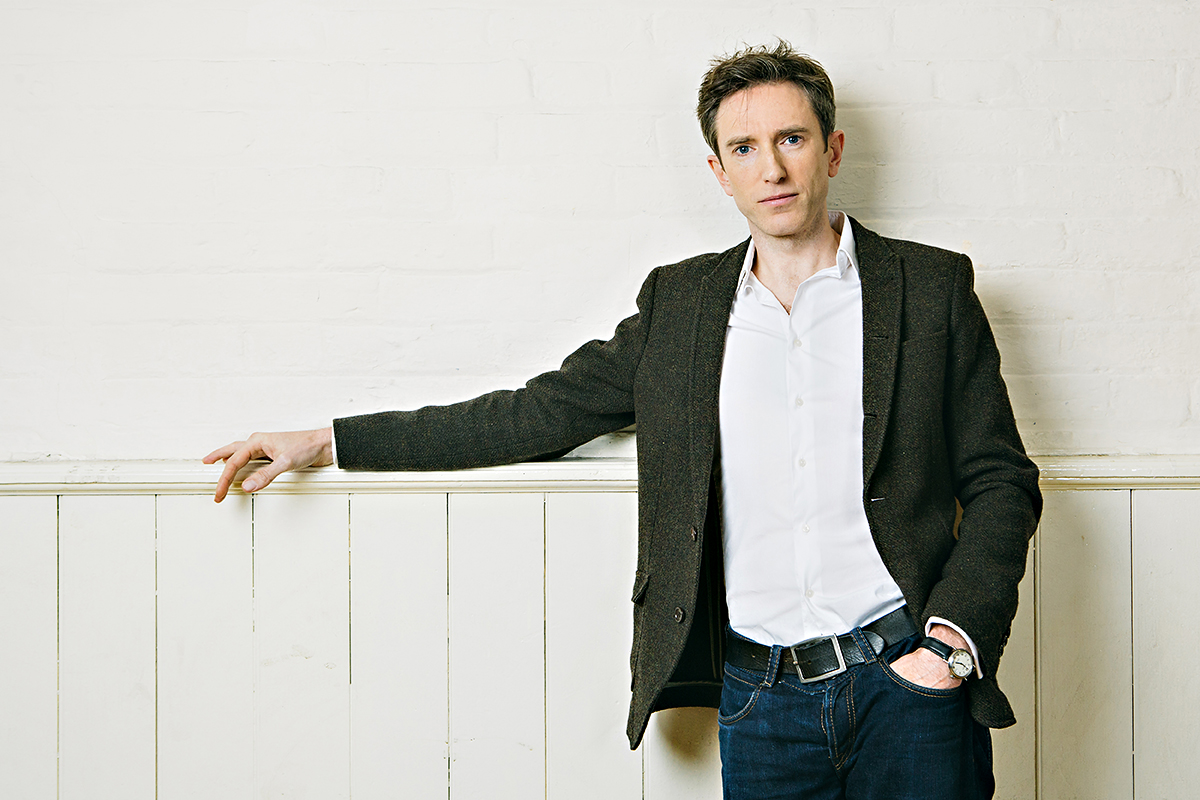 俳優ダニエルウェイマン『刑事フォイル』魅力のナレーションが聴けるオーディオブックや、妻や彼女、ツイッターなどSNS、サイレントウィットネス ...